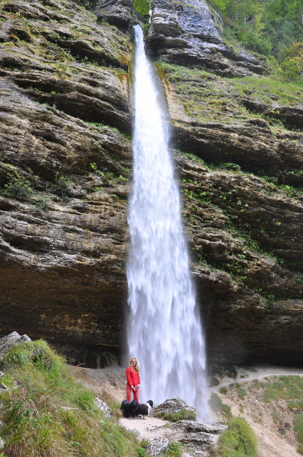 Tuširanje pod gorskim slapom / Showering under a mountain waterfall ...